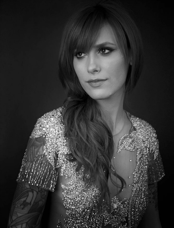 Juliana Rakoza dá dicas sobre a profissão de maquiador em seu e-book